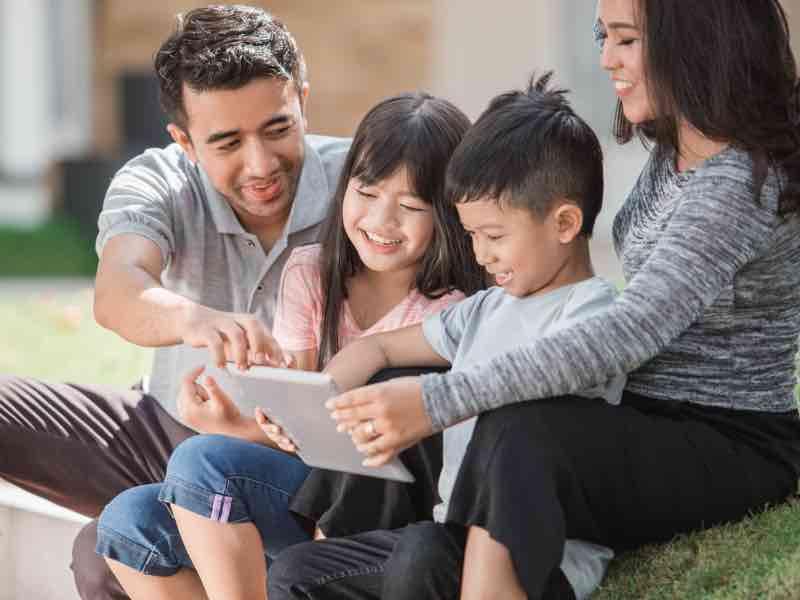 Understanding Intergenerational Family Learning and Its Benefits